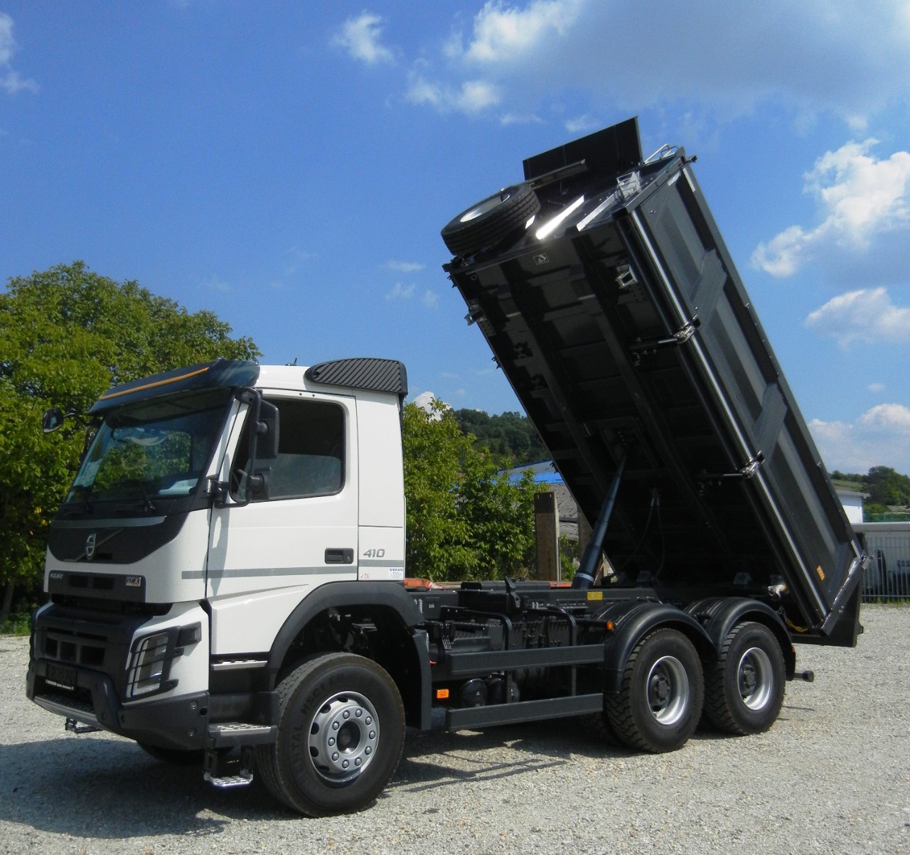 Prvi Volvo kiper s hidrauličnim otvaranjem stranice kupio Kormanput ...